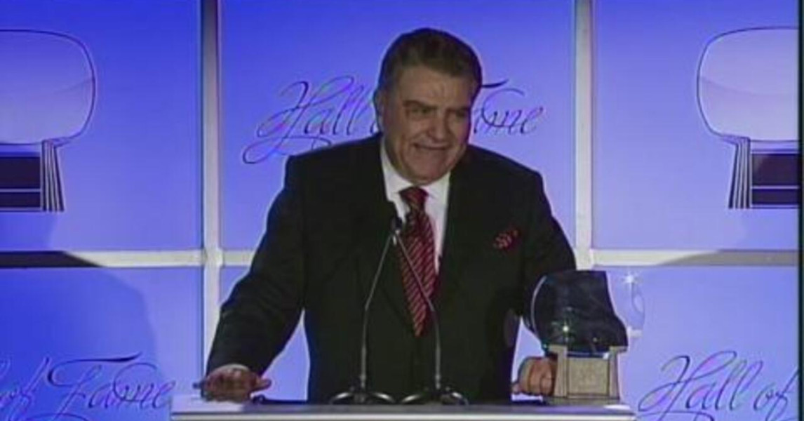 Mario Kreutzberger (Don Francisco) accepts the Hall of Fame Award ...